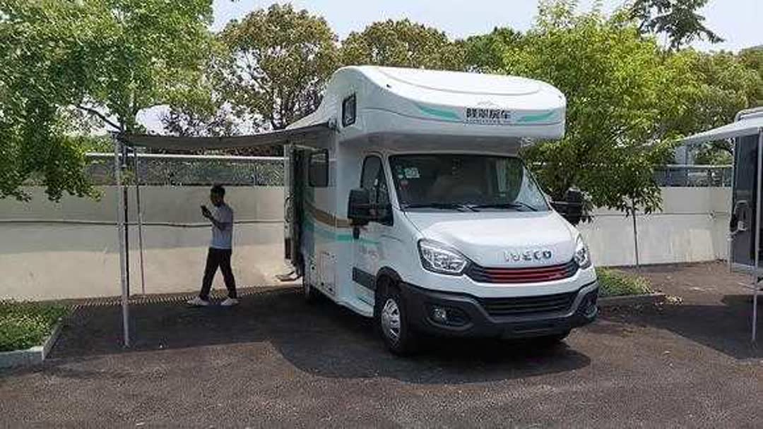 后开门的依维柯房车,送帅哥一枚c型房车大额头