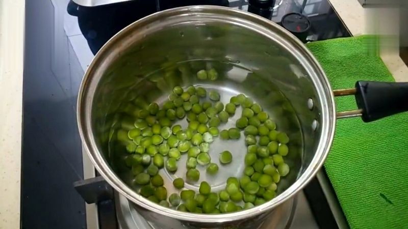 教你披萨的家庭做法,一学就会,一上桌就清盘!收好哦~