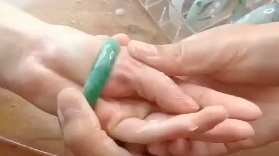 ...取最宽的位置不能来回变动,不然更难摘取。 佩玉翡翠#翡翠手镯 #