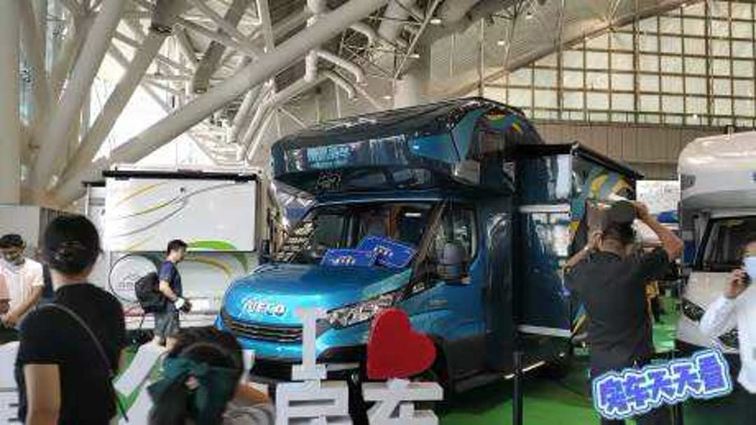200多万依维柯房车不让随便进,全碳纤维车身,内饰布局堪比酒店