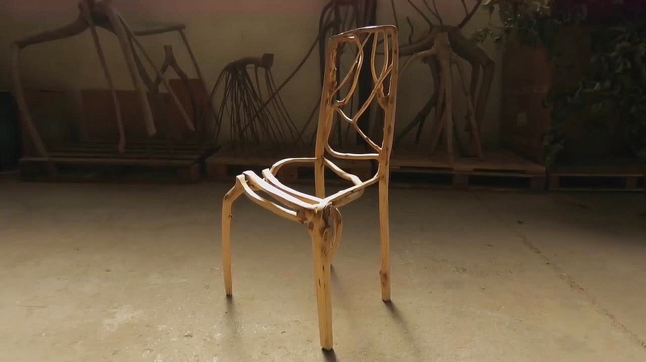 老外种植的树木奇形怪状,剪掉枝叶竟是现成的椅子