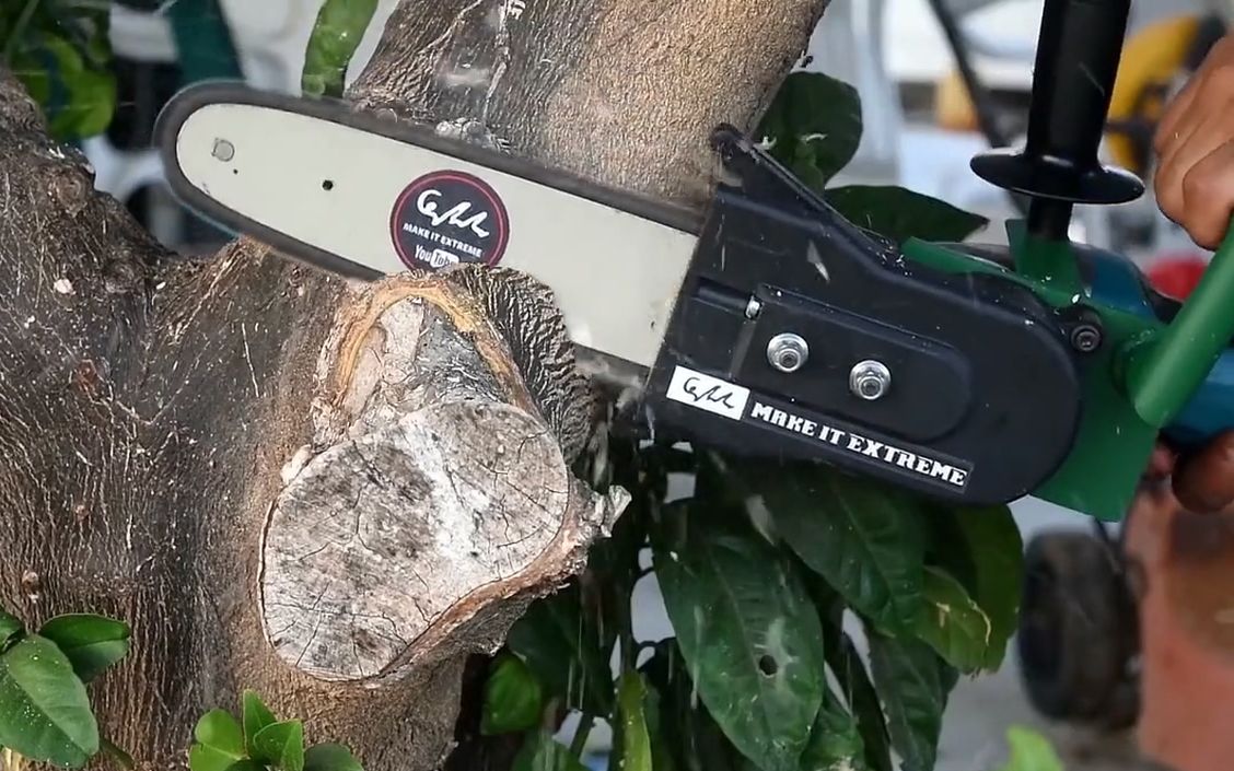 机械牛人自制电锯,体积小巧,切割木材毫不费力,这动手能力不得不服