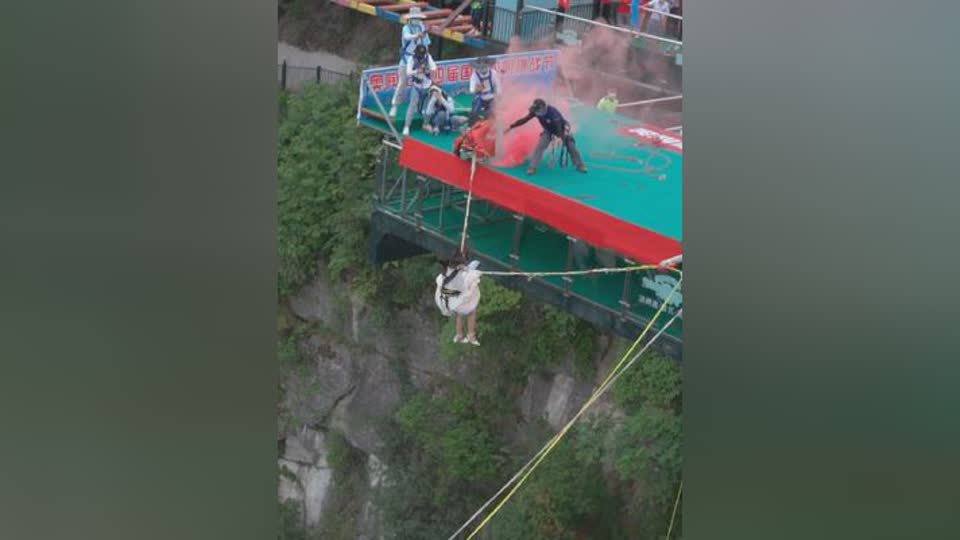 ...心跳 #这操作都看傻了 #导游重庆 #奥陶纪极限荡绳 #专业动作请勿模仿