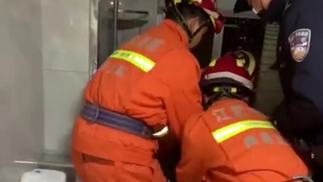 南通一女子酒后失控,踹断防盗窗坐15楼窗口欲跳楼,消防踹门救人