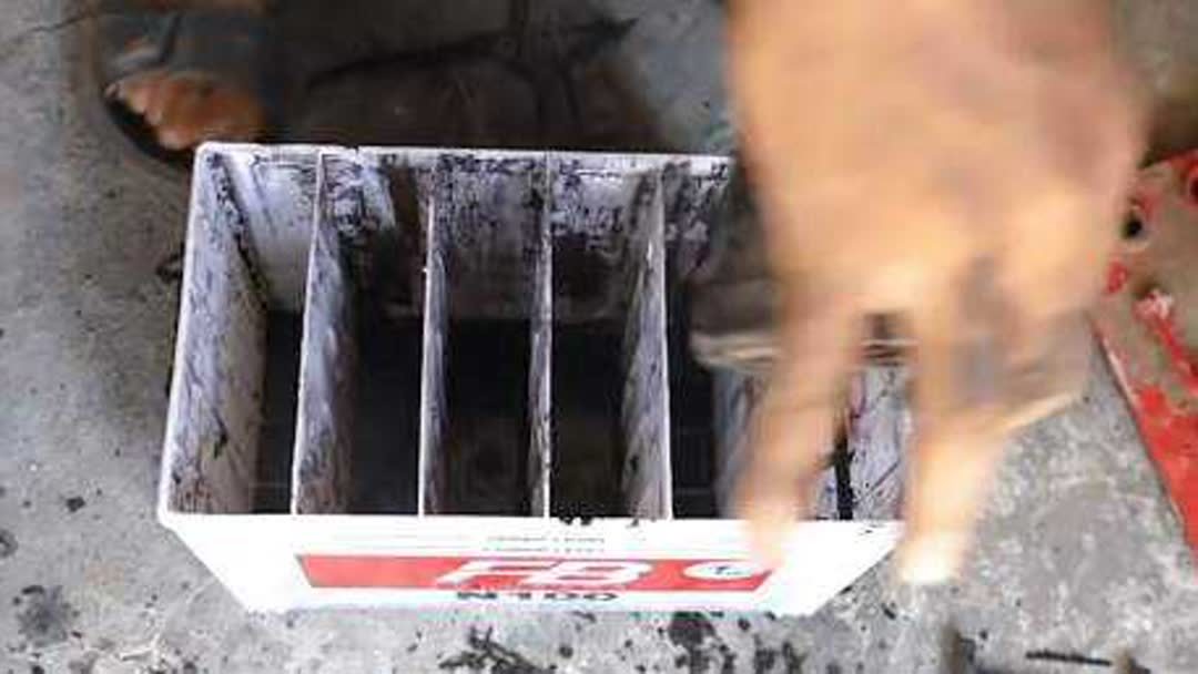 看老外如何修复旧电瓶,镜头拍下全过程