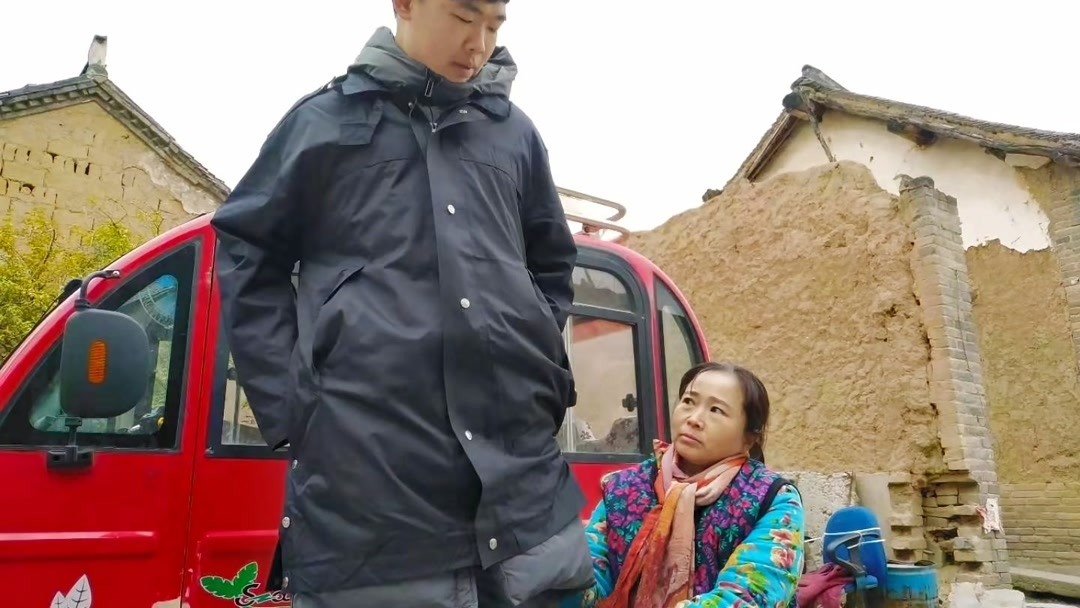 小伙好心扶起摔倒孕妇,不想孕妇早产,小伙被讹两万,结局感人