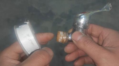 为什么你缠的生料带不是被挤出来便是漏水,今天教你紧密缠绕方法