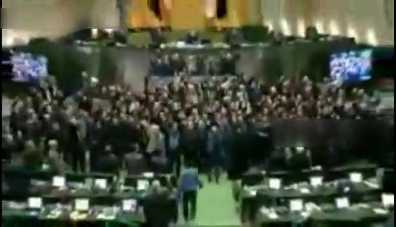 【伊朗伊斯兰议会议员愤怒高喊反美口号:美国去死!】“美国去死!”在...