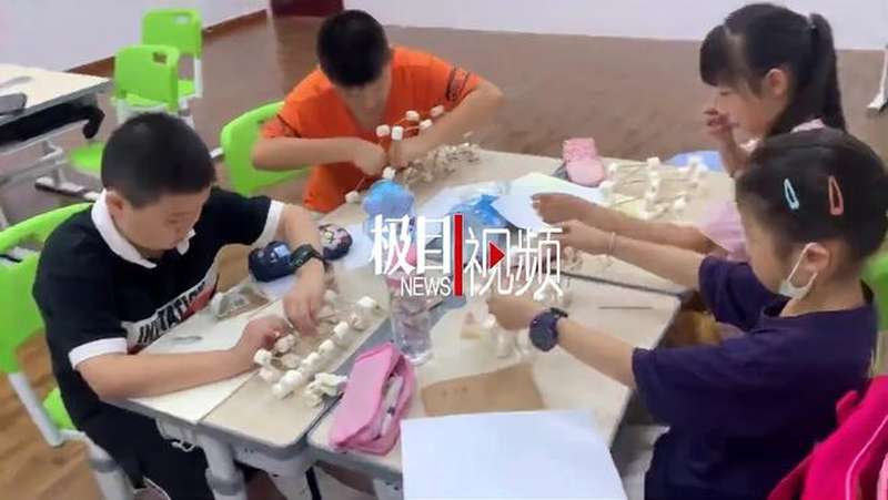 用雪糕棒搭桥梁!小学生暑期实践课程脑洞大开