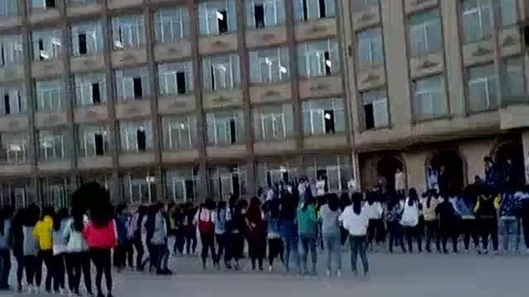 运动会开幕式彩排进入倒计时啦!话说这是“多人小天鹅”吗?! 看起来...