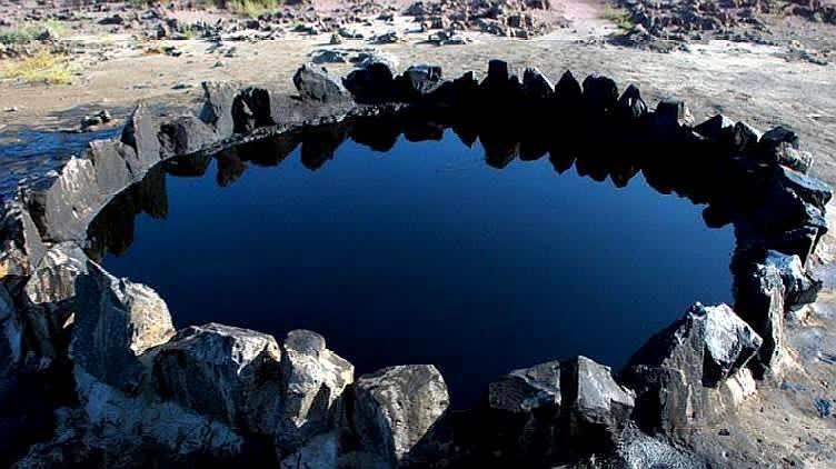 墨西哥男子在自家打水井,结果流出了石油,周围的邻居遭牵连
