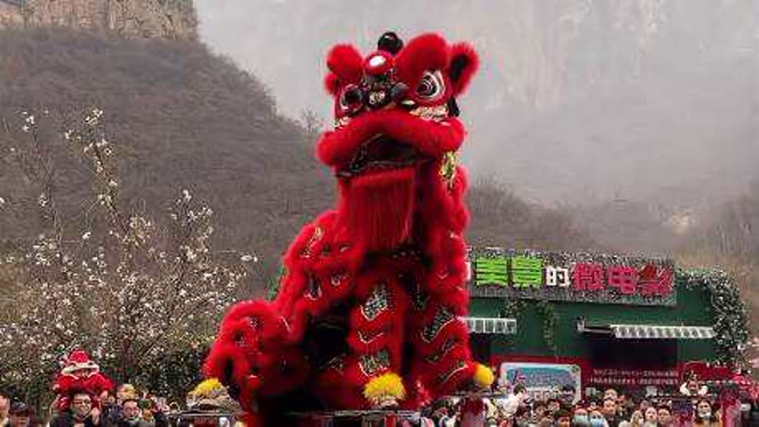 实拍过年街头舞狮真精彩,大家看得直鼓掌,一群孩子大开眼界啦!