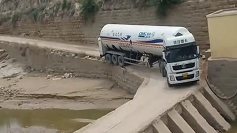 你们给支支招,这位大哥是挂倒挡还是前进档!