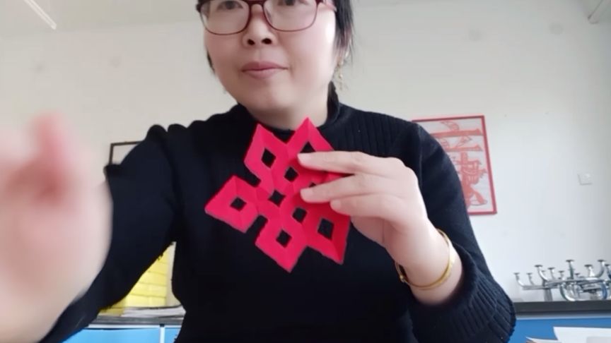 做一个中国结作品,需一张正方形纸,两剪刀完成,超级简单