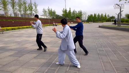 师傅在指导新学员陈氏太极动作要领