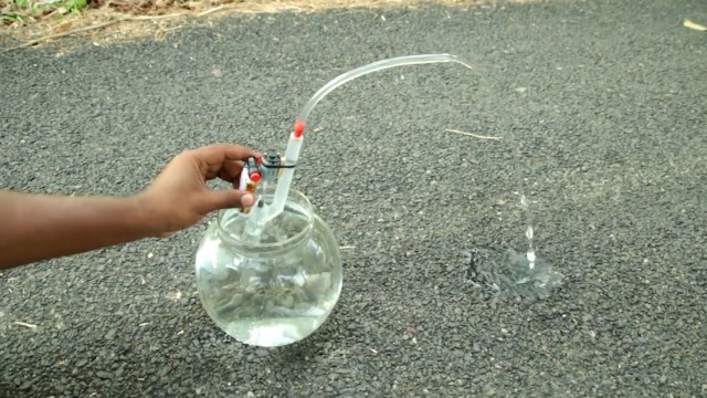 自制迷你小水泵,家里面的废弃用品就可以制作,简单实用