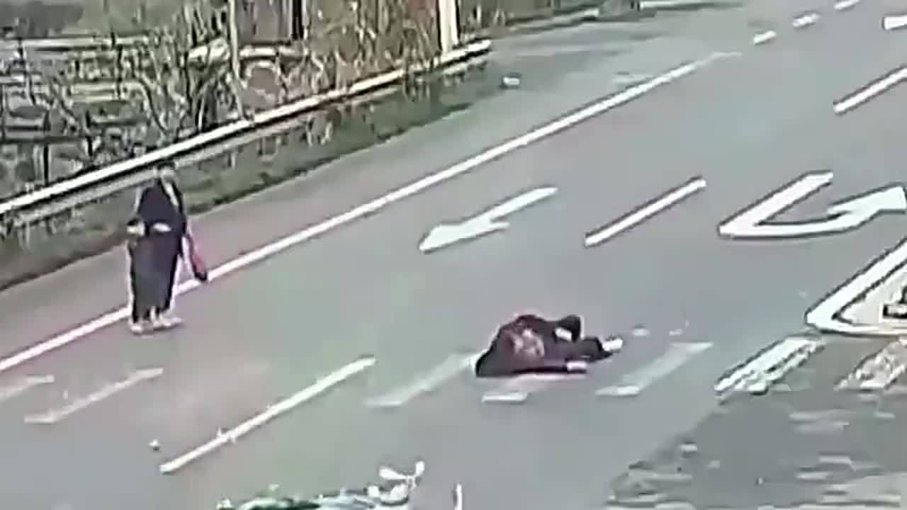 大妈过马路,遇上开车玩手机的的女司机,监控拍下事故全过程