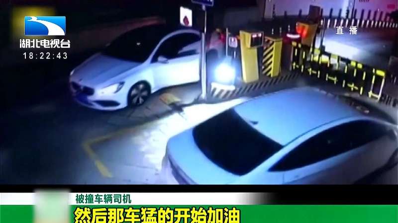 女司机倒车撞车又撞杆,还怪老公瞎指挥,监控视频让人哭笑不得