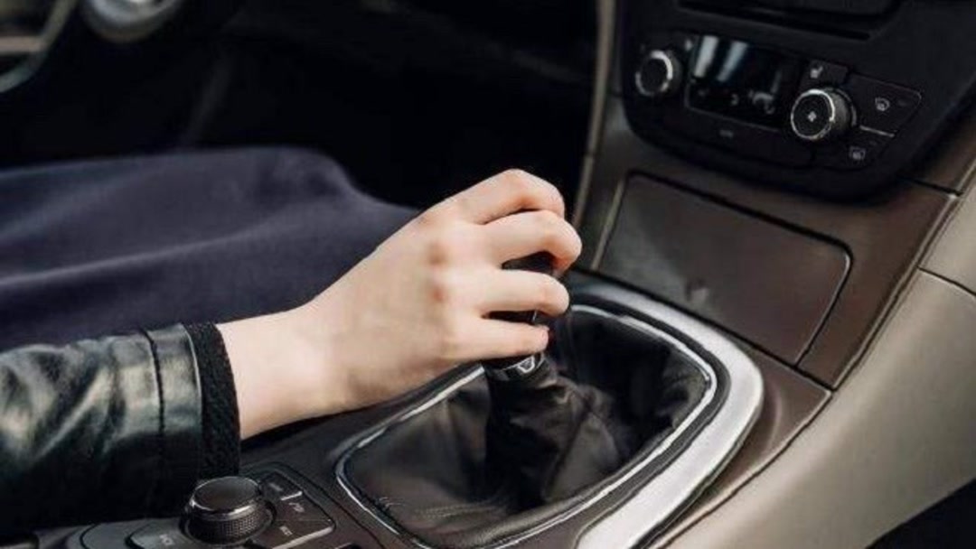 自动挡车在下坡时怎么操作才不伤车?交警:挂D档踩刹车很危险