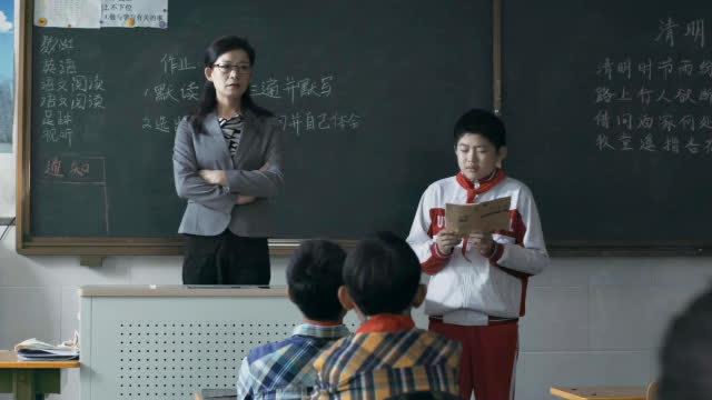 男孩回回考试满分,却被全班孤立,连老师都视他为眼中钉