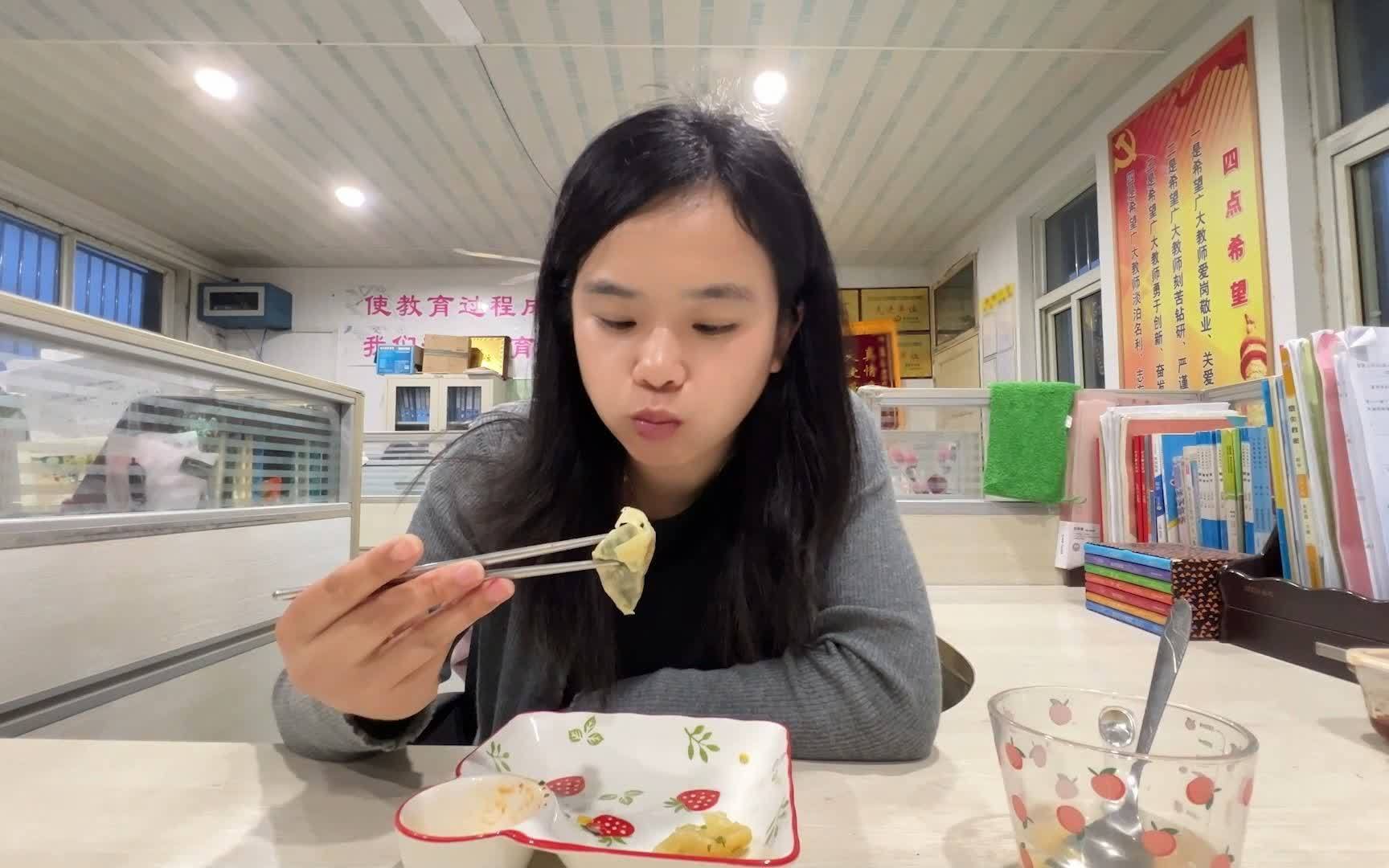 放暑假了!吃饭专门来办公室,校长哭了