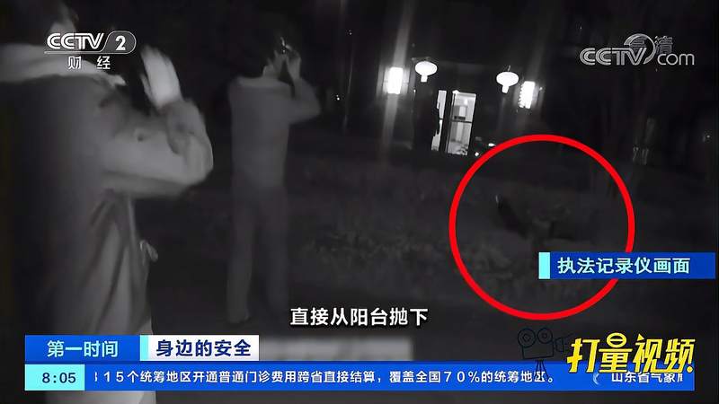夫妻吵架,丈夫为泄愤从楼上抛下电脑椅,地上砸出大坑|第一时间