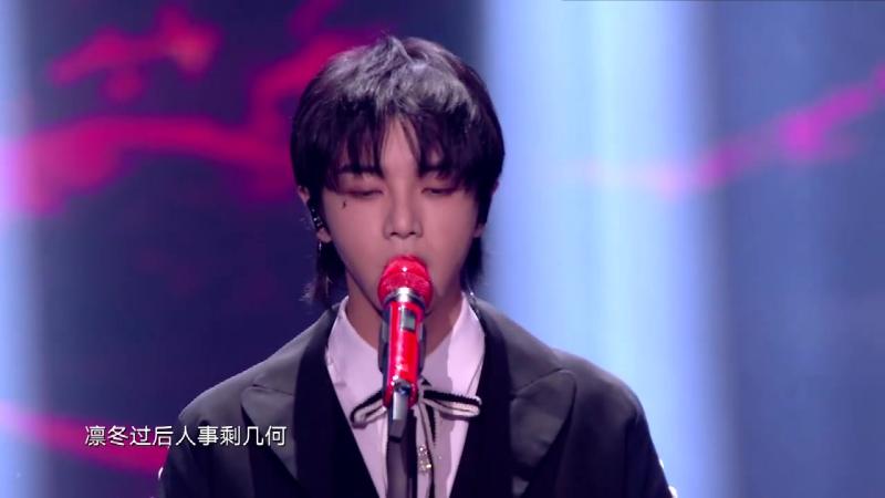 #微博之夜# @华晨宇 带来《新世界》,摇滚嗓音搭配带感节奏,花花一...