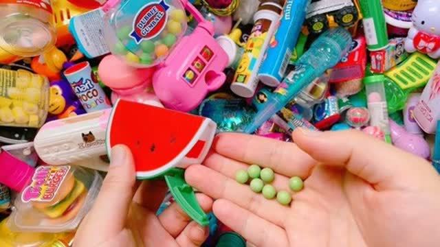 试吃西瓜味糖果 汉堡包软糖 山楂口红糖果等