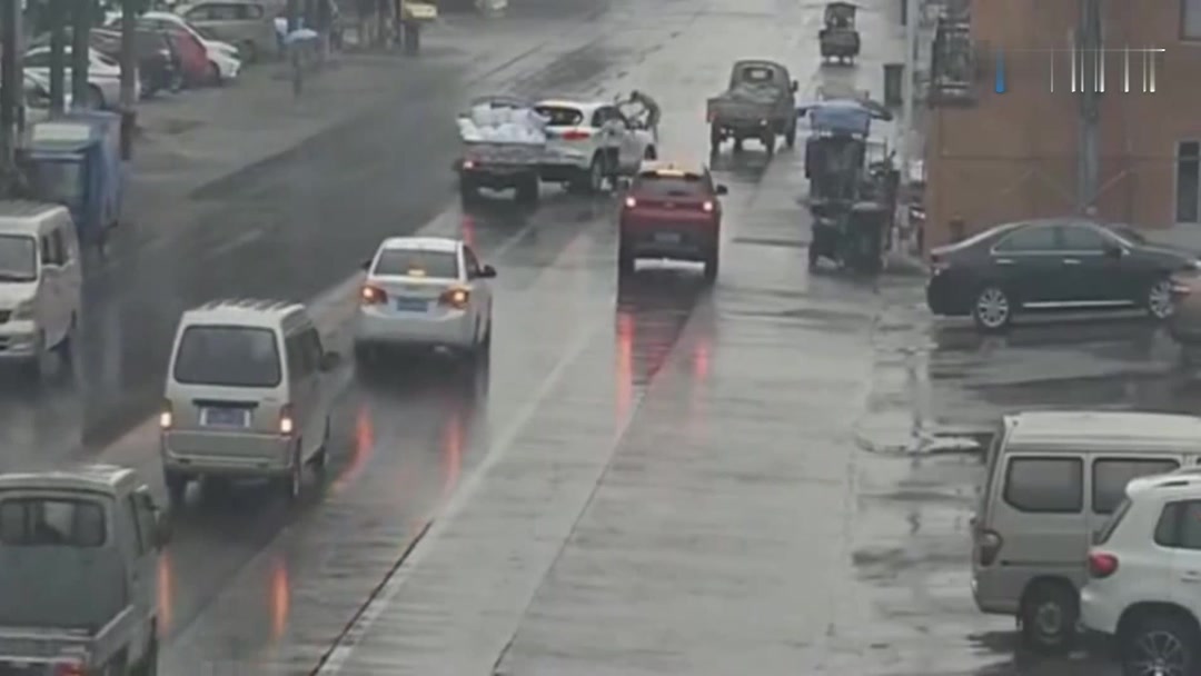 电动车遮阳棚被吹翻,小伙险遭碾压