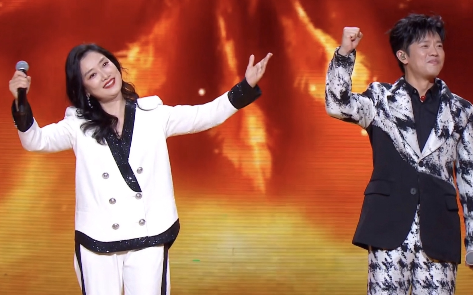 【凤凰传奇】【我从草原来】【自由飞翔】2022年终演唱会(含采访)