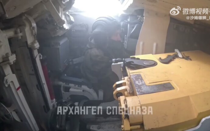 俄军“大天使”特种部队使用无人机引导坦克打击几名乌士兵进驻建筑物