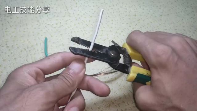 软线接硬线,切记不能直接缠,有经验的电工都会这样接电线