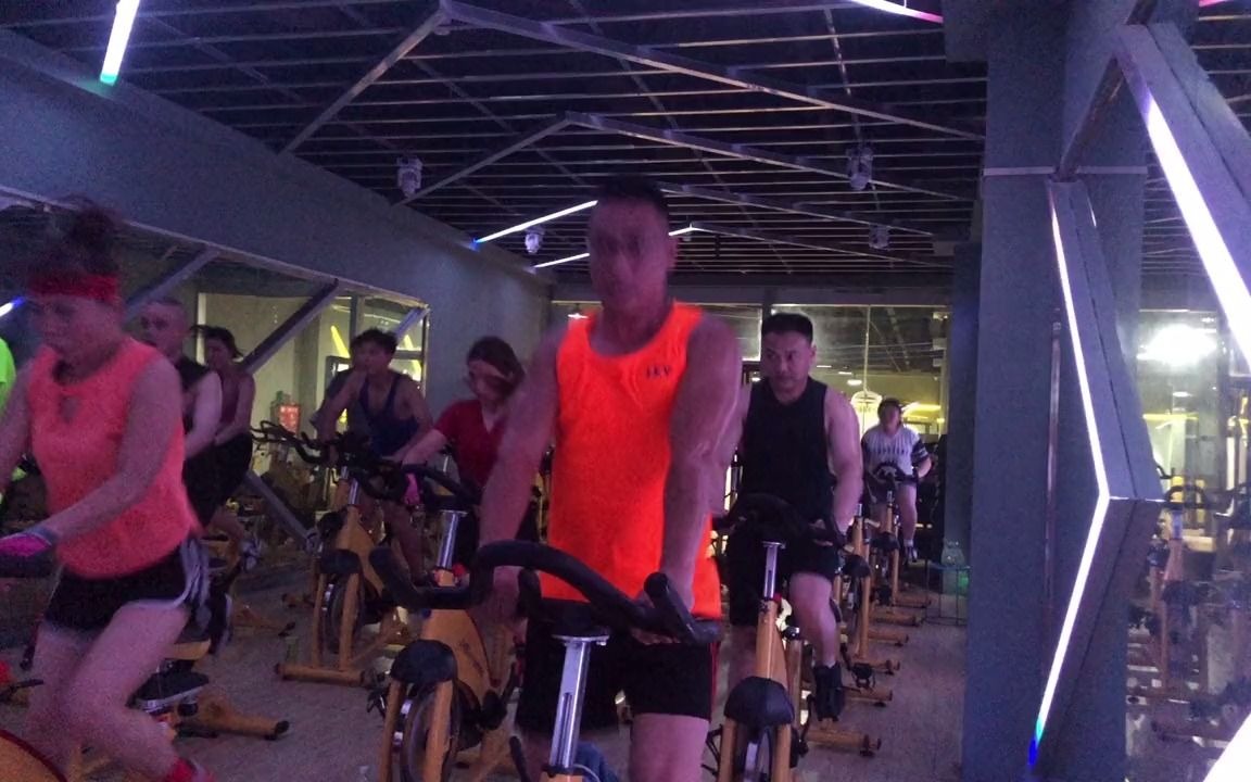 【健身房】别在家待着了,快来玩动感单车吧!