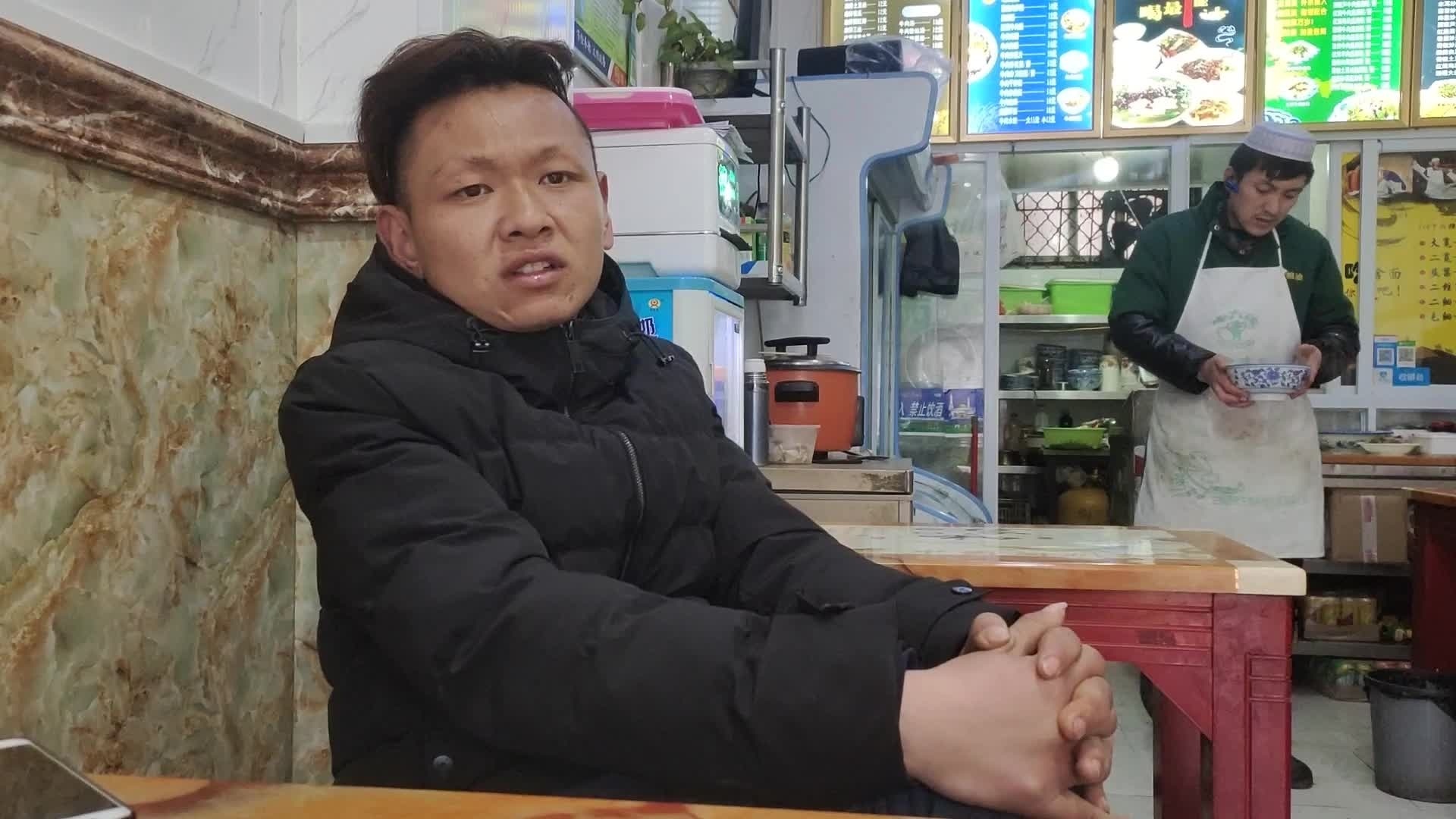网红鸡排哥回村拜年,村里人都说鸡排哥混的好,吃鸡排拉面不要钱