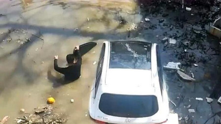 “奇葩”女司机穿高跟鞋开车,一脚油门直接冲进河里!网友:想免费洗车?