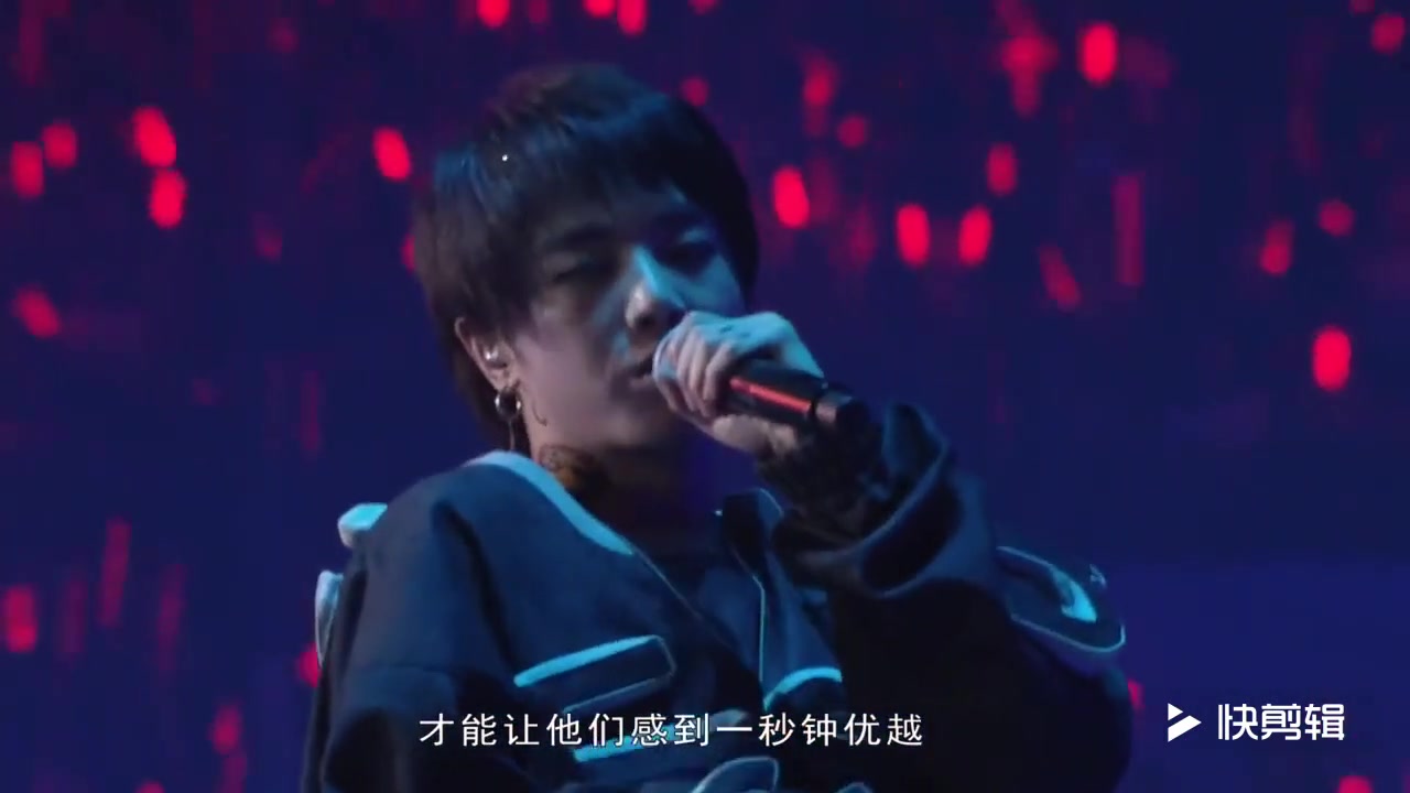 华晨宇演唱会:这首歌好听到让我想换耳机,花花最后那个笑好甜啊