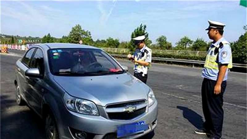 新手司机注意,驾照实习期,切记不能犯这5个错误,否则驾照作废