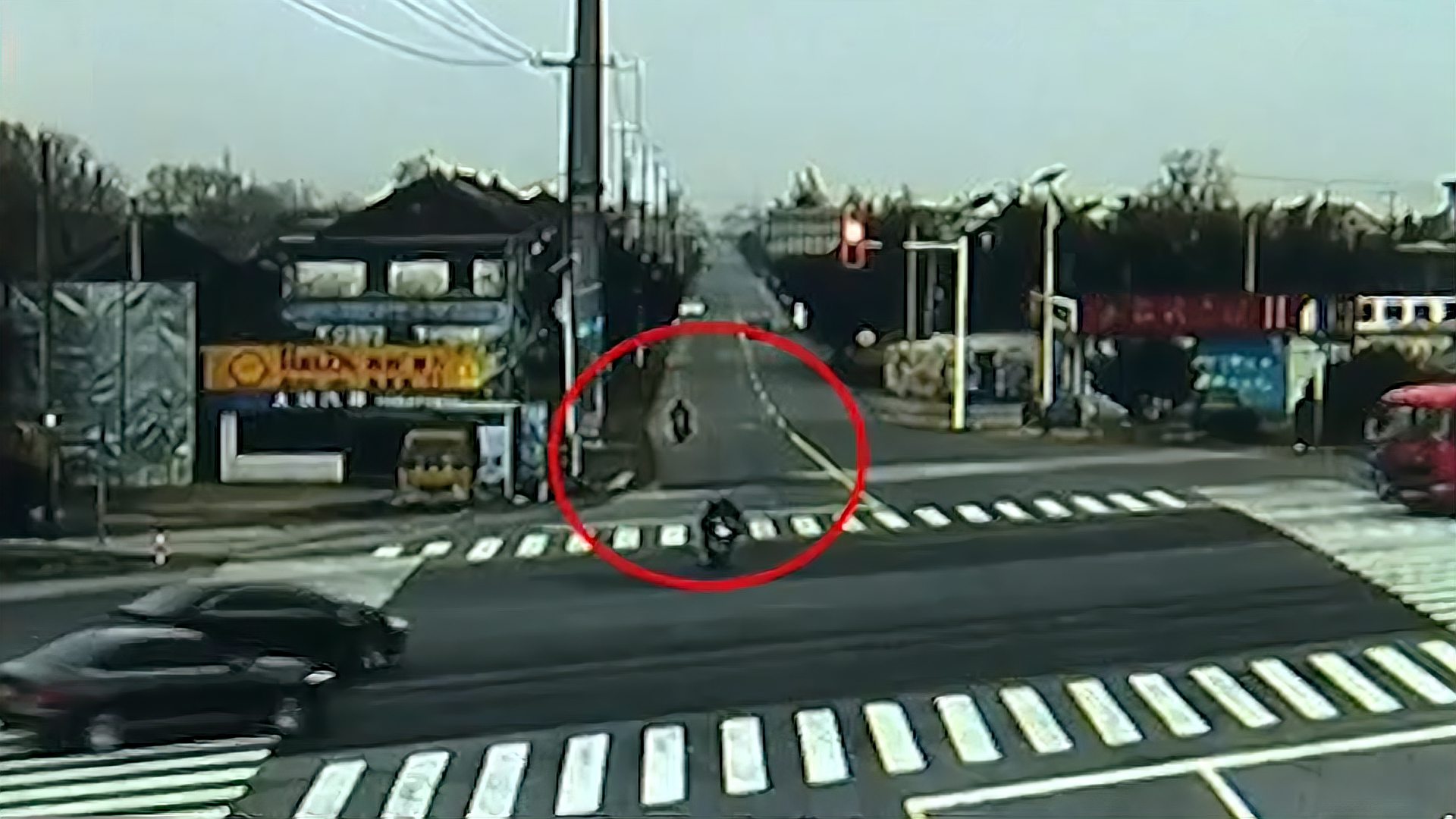 南通一电动车主闯红灯时被2轿车撞飞,交警判定骑手负全责