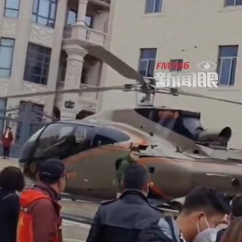 男子开直升飞机回老家过年,引来同村人前来围观。网友,何时我才能这么优秀呢?