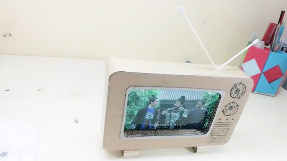 废弃纸箱制作手机支架教程,像一个老式电视机是七零后满满的回忆