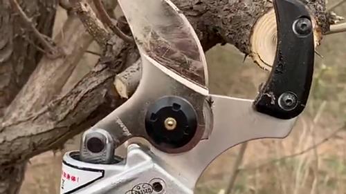 这样的电动管钳既省时又省力,简直就是神器,这样的工具真是太方便了!