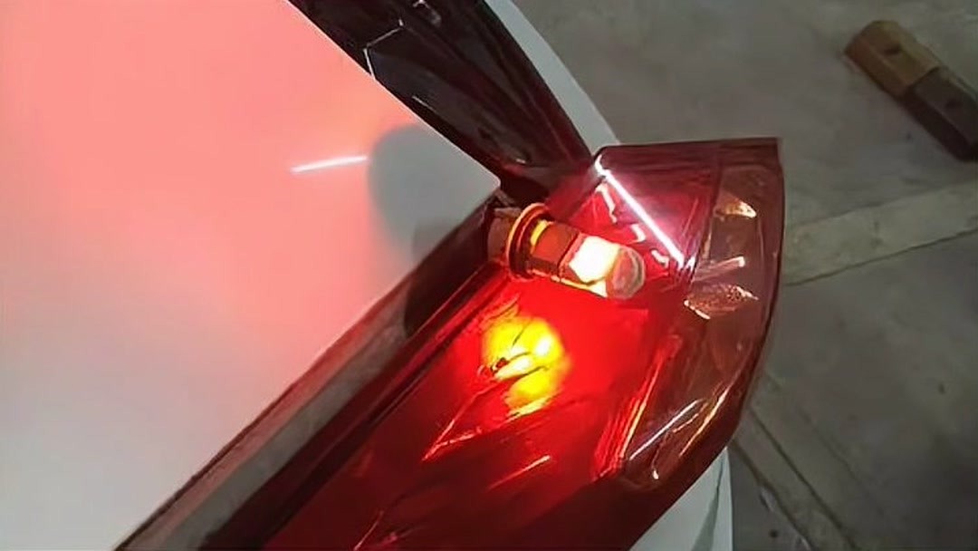 刹车灯更换,没你想得那么难,自己更换省钱小妙招