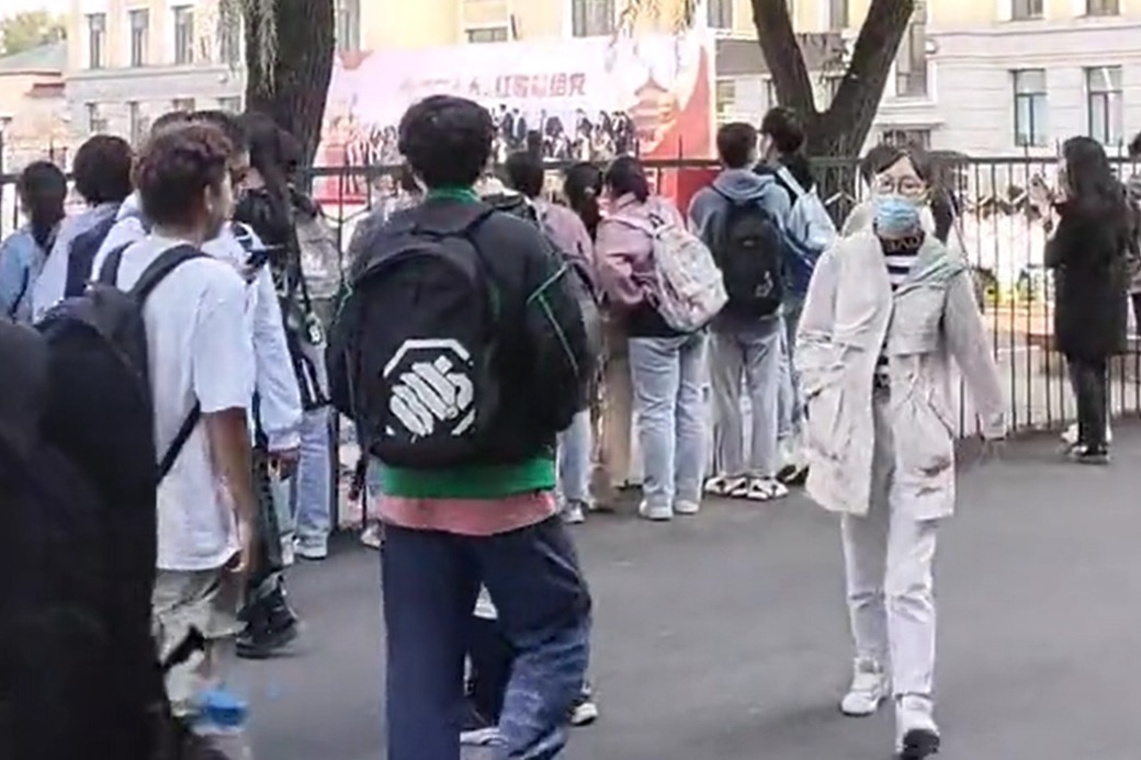 当大学里面有所小学!小学举办国庆活动,迎来大学生组团围观
