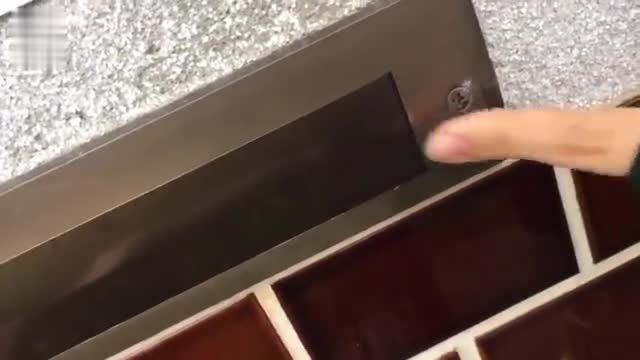 事实证明,邮局邮筒里真的有工作人员负责接住你的信