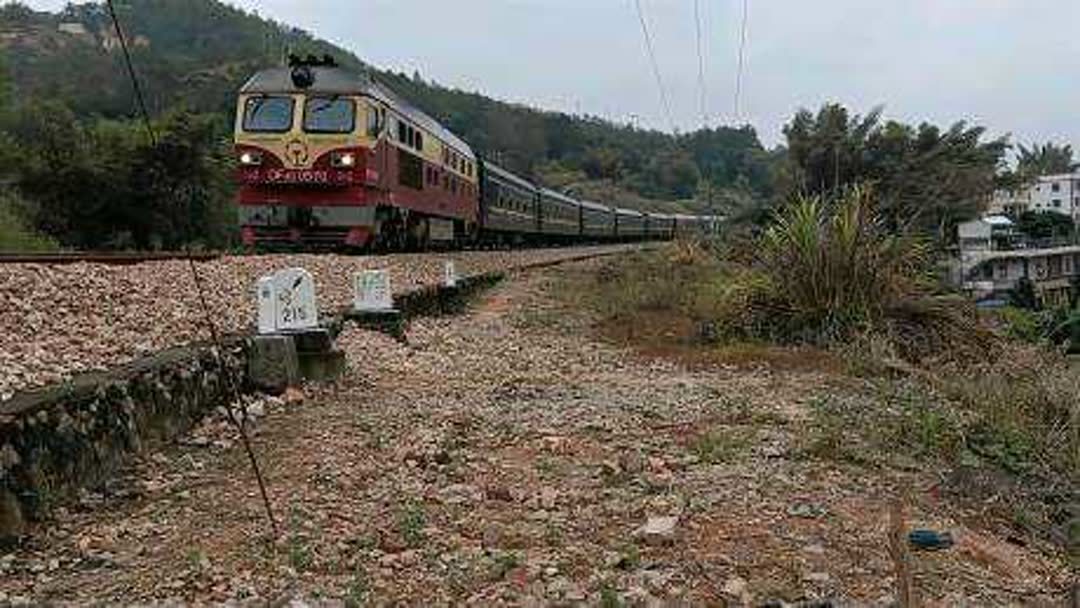 济南至昆明K492次列车,车身倾斜特别厉害,真担心会不会出轨翻车