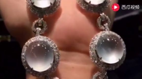 玻璃种翡翠就是漂亮,玉石翡翠的观音看得人赏心悦目