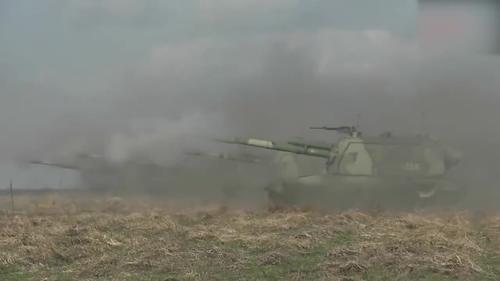 俄军Mst,S自行榴弹炮联合MLRS飓风火箭炮共同发射实拍