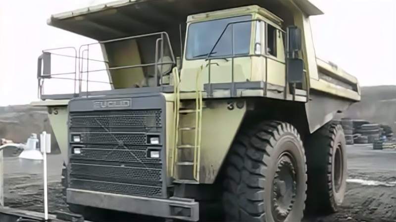 国外实拍:见过工程车预热吗,尤克力德R90C巨型矿用自卸车启动