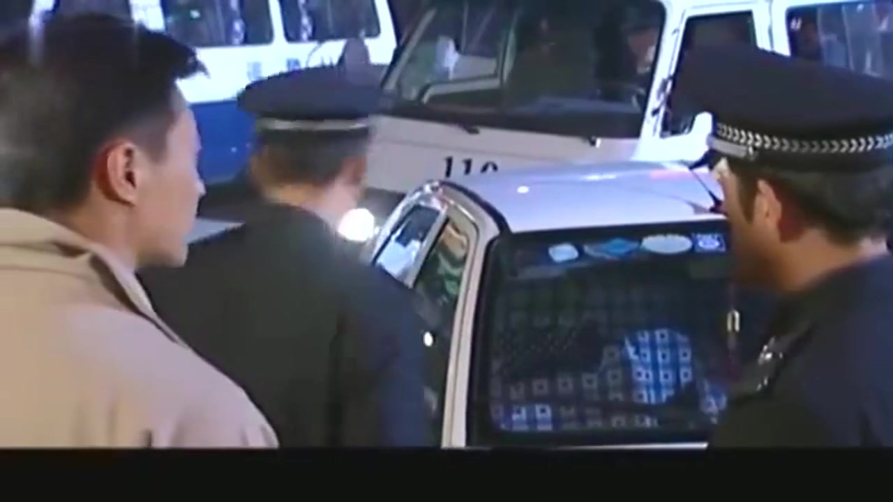 绝不放过你:暴徒夜袭警局,一见局长拳打脚踢,下秒暴徒惨了