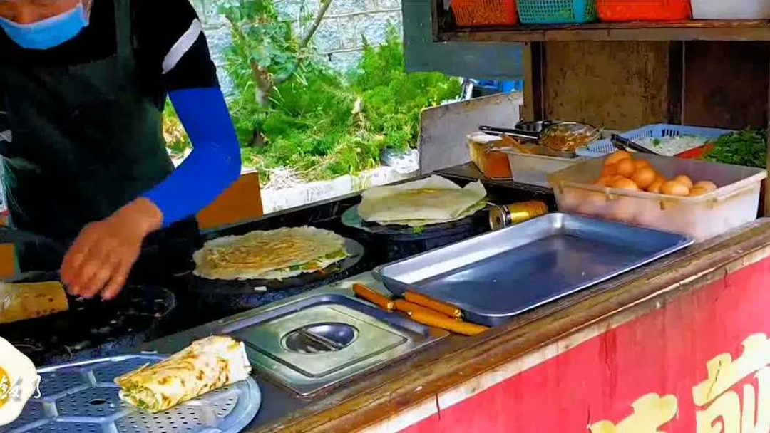 美食视频:滕州菜煎饼,好吃不贵,经济实惠,山东人的最爱